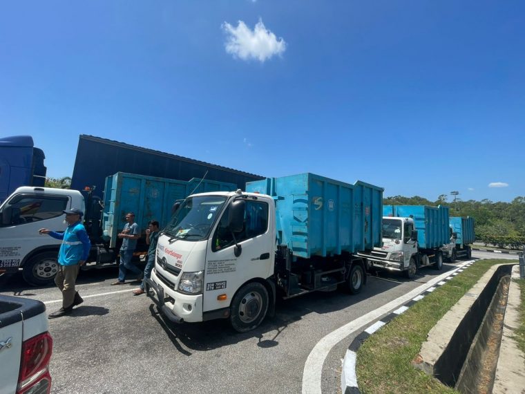 KDEB Waste Management - KDEBWM sends team, five trucks for post-flood ...