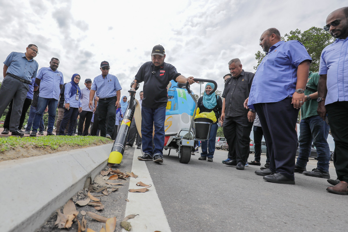 KDEB Waste Management - KDEBWM belanja RM150,000 beli dua jentera moden ...