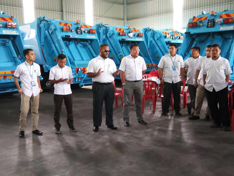KDEB Waste Management - Handing Over Hap Seng Compactor