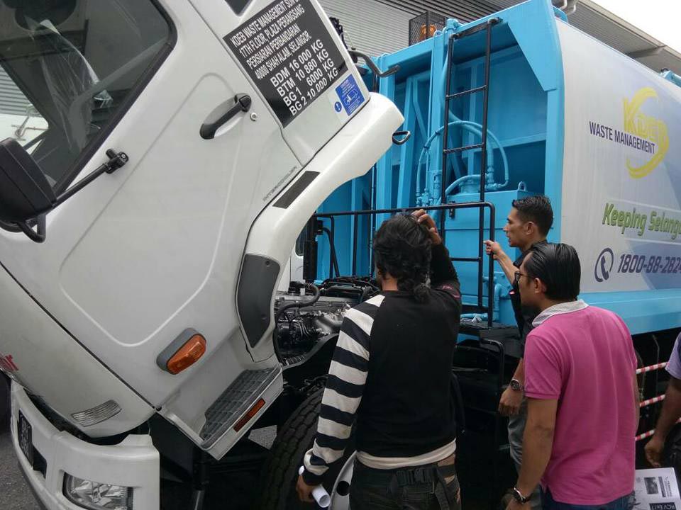 KDEB Waste Management - Handing Over Hap Seng Compactor
