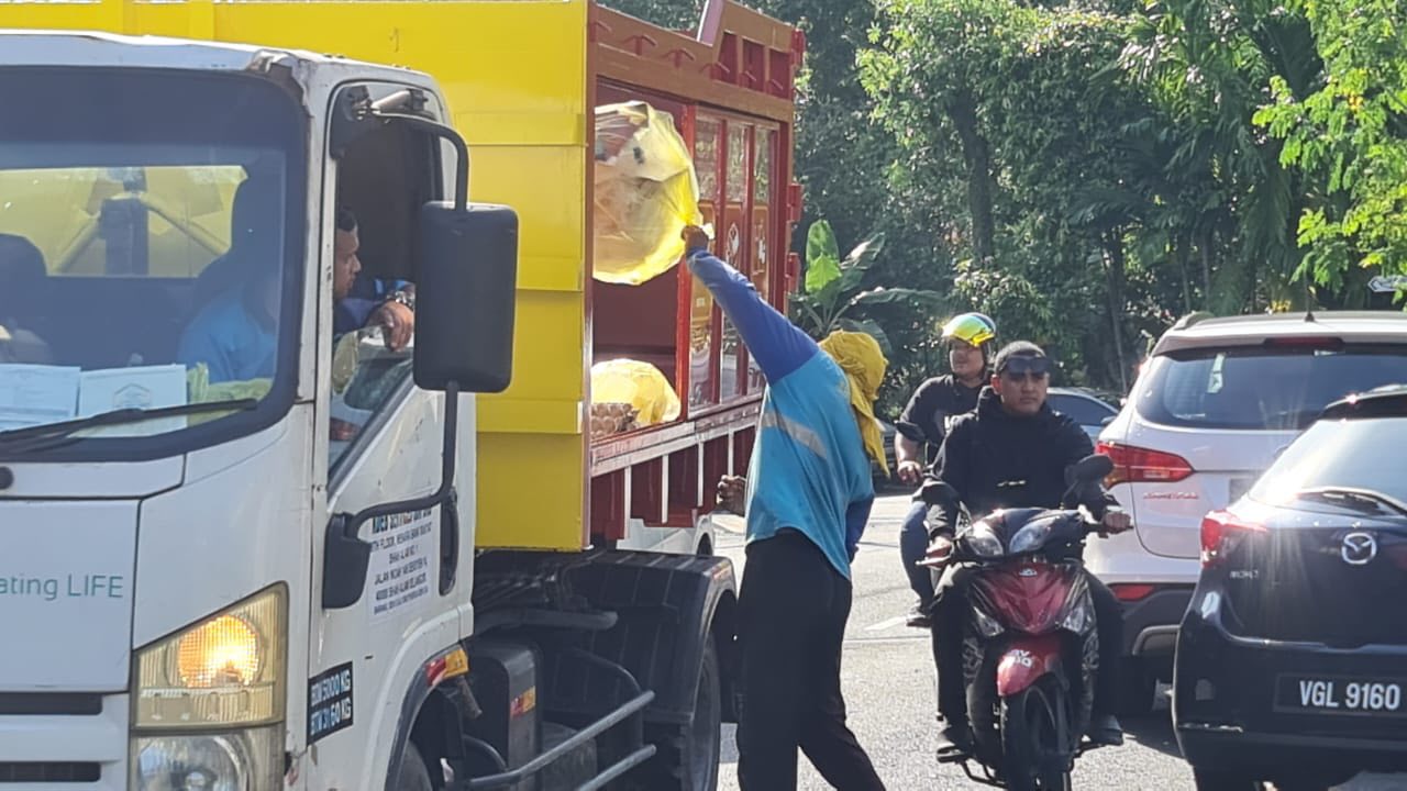 KDEB Waste Management - HARI KEDUA PROGRAM SELKITAR KITAR SEMULA PINTU-KE-PINTU DI BANDAR PUTERI ...