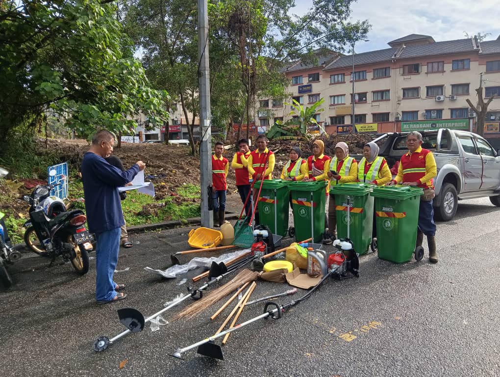 KDEB Waste Management - OPERASI PEMBERSIHAN DI KAWASAN AMPANG JAYA
