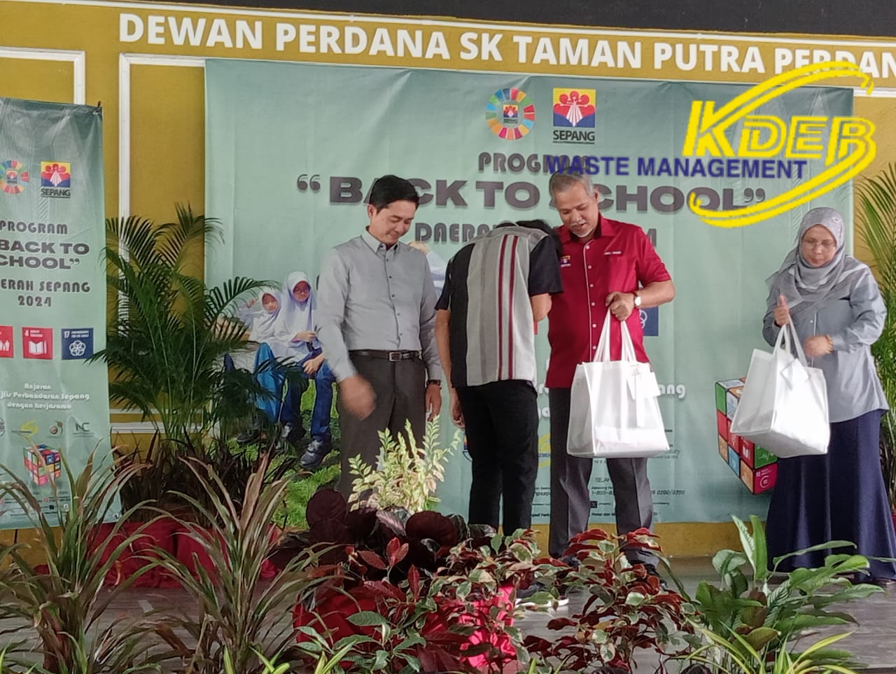 KDEB Waste Management - PROGRAM BACK TO SCHOOL BAGI DAERAH SEPANG