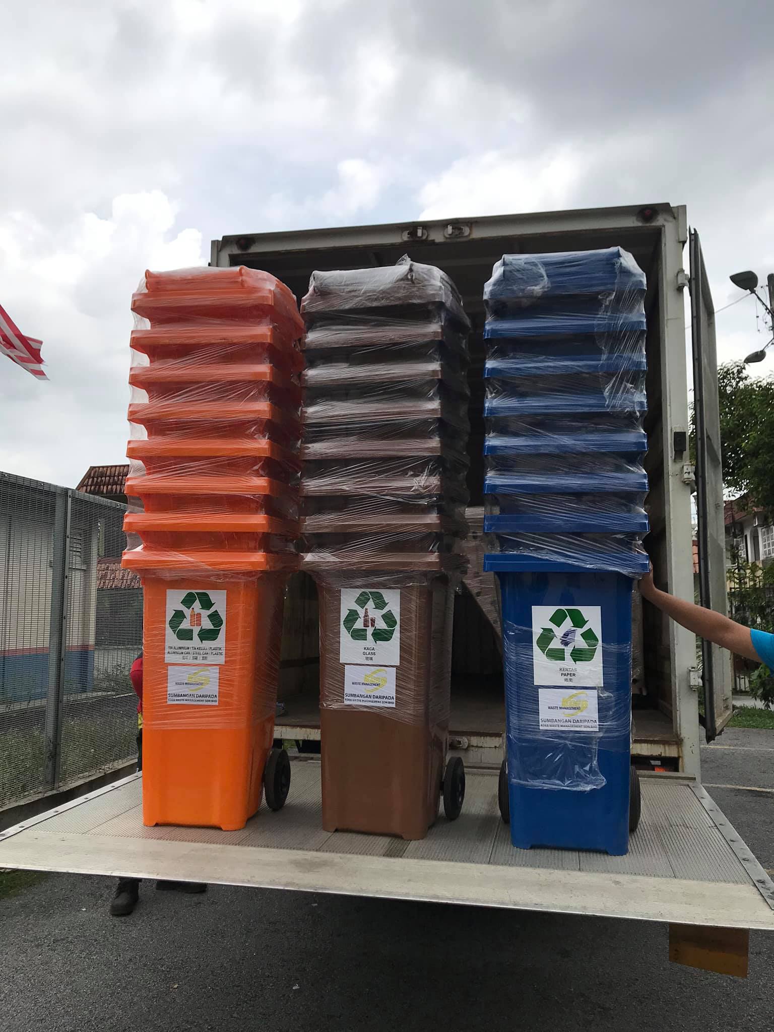 KDEB Waste Management - Penyerahan 8 Set Tong 3R Bagi Masjid Di Hulu Kelang