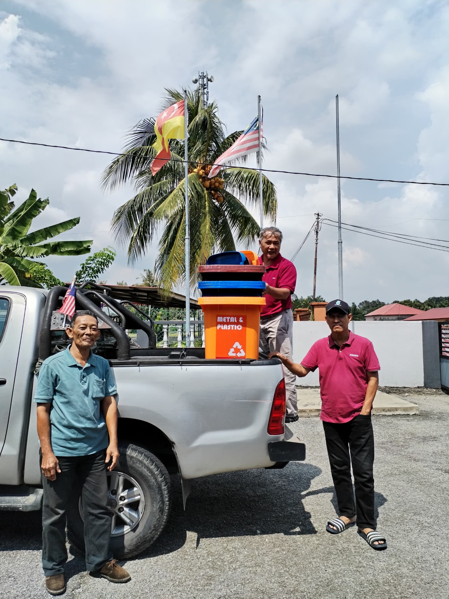 KDEB Waste Management - SUMBANGAN TONG 3R KEPADA 3 BALAI PENGHULU, SEPANG