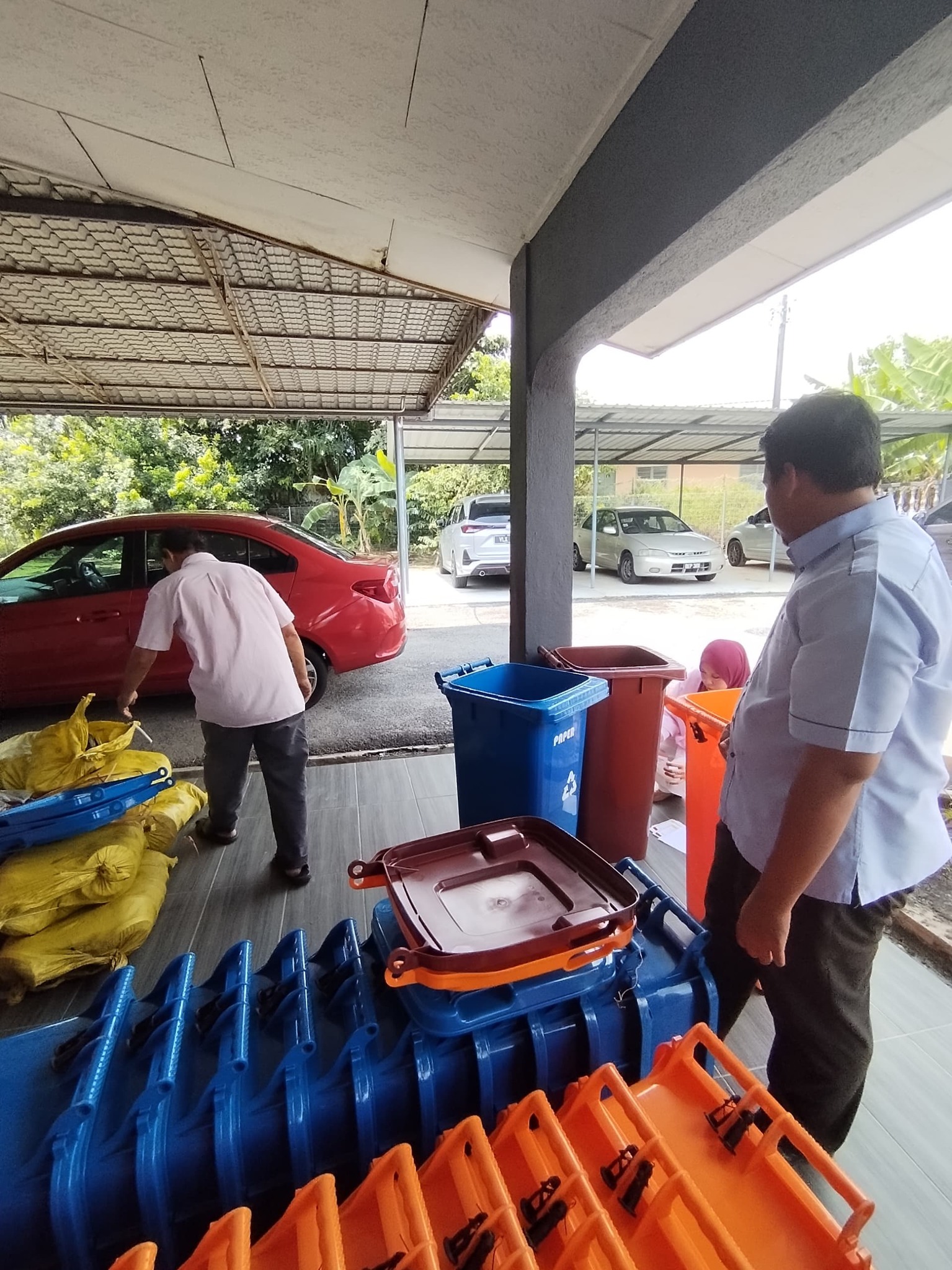 KDEB Waste Management - SUMBANGAN TONG 3R KEPADA 3 BALAI PENGHULU, SEPANG