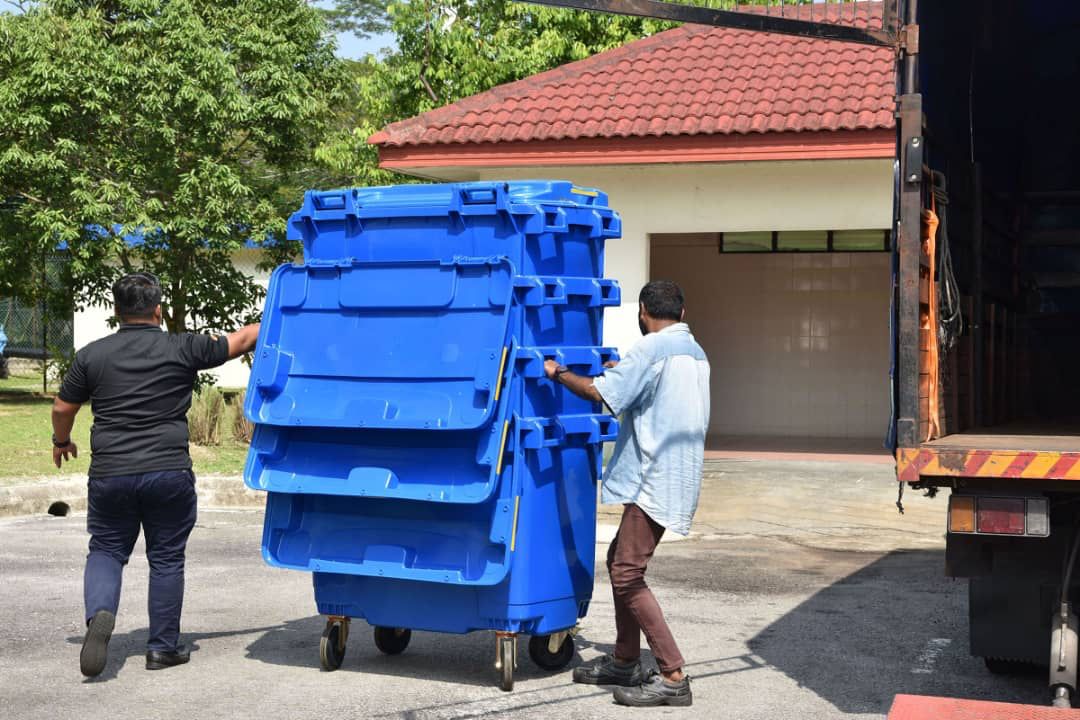 KDEB Waste Management - SUMBANGAN TONG SAMPAH MGB 660 KEPADA INSTITUT ...